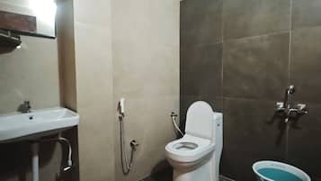 Quarto casal ou duplo luxo | Banheiro | Chuveiro, toalhas de banho, sabonete, shampoo