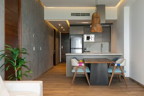 Micro-ondas, talheres/pratos/utensílios de cozinha