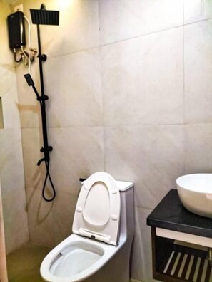 Quarto luxo | Banheiro | Chinelos, toalhas de banho, papel higiênico 