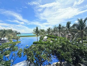 Piscina externa, funciona das 6h às 18h, guarda-sóis, espreguiçadeiras