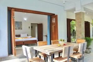 Quarto Duplo ou Twin Comfort, pátio, vista para a piscina | Cortinas/cortinados opacos, Wi-fi grátis 