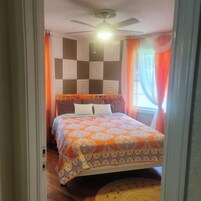 Room, 1 Queen Bed, 1 Shared Bath | Secretária, secretária adequada para computadores portáteis 