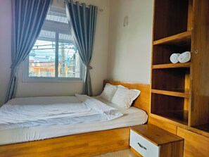 Quarto Duplo Standard, varanda | Cortinas/cortinados opacos, ferro/tábua de engomar, Wi-fi grátis 