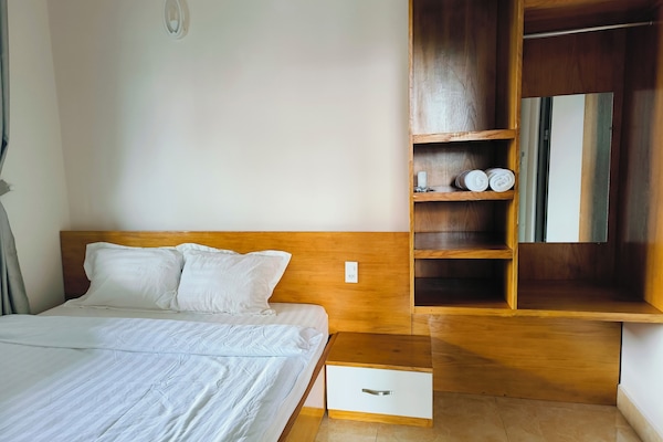 Quarto Duplo Standard, varanda | Secretária adequada para computadores portáteis