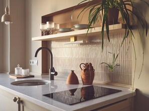 Apartamento luxo | Cozinha privada | Geladeira, micro-ondas, cooktop, máquina de café expresso