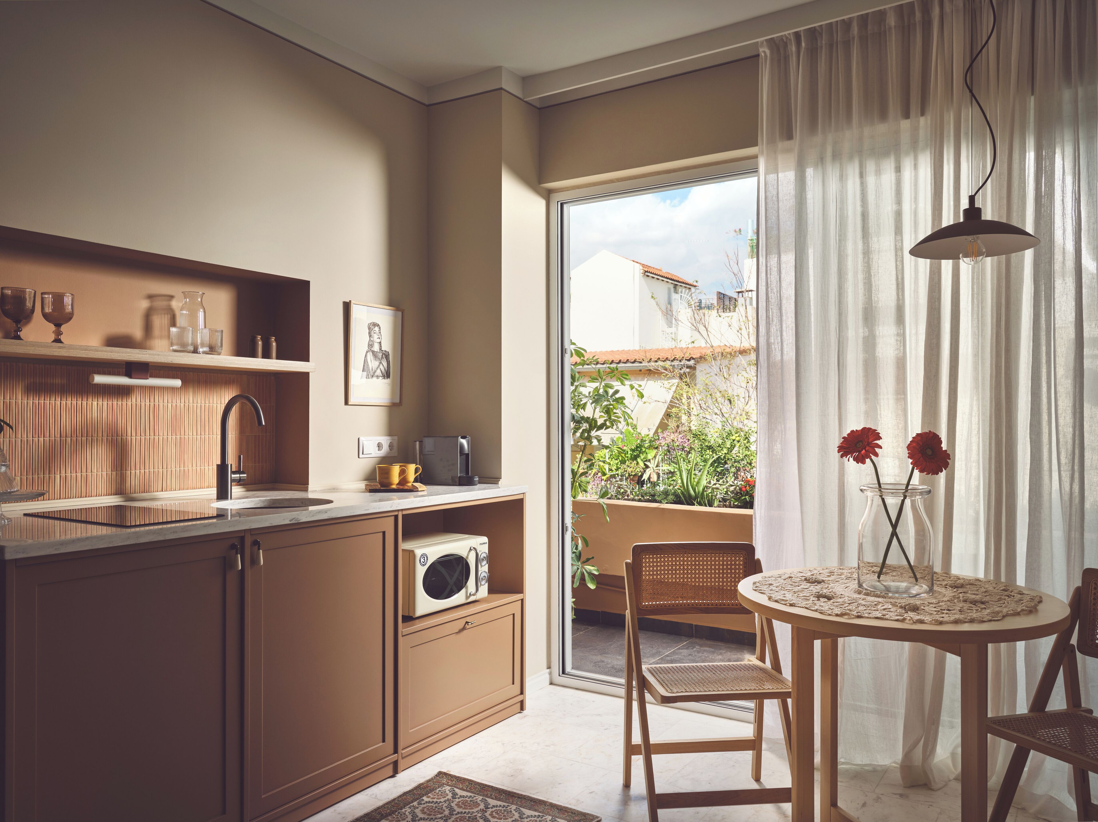 Apartamento Superior | Cozinha privada | Um frigorífico, um micro-ondas, uma placa de cozinha 