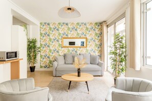 Apartamento, Vista para a cidade | Sala de estar | Smart TV, Netflix, serviços de streaming, escritórios 