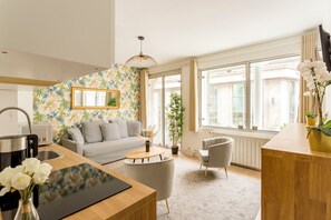 Apartamento, Vista para a cidade | Sala de estar | Smart TV, Netflix, serviços de streaming, escritórios 