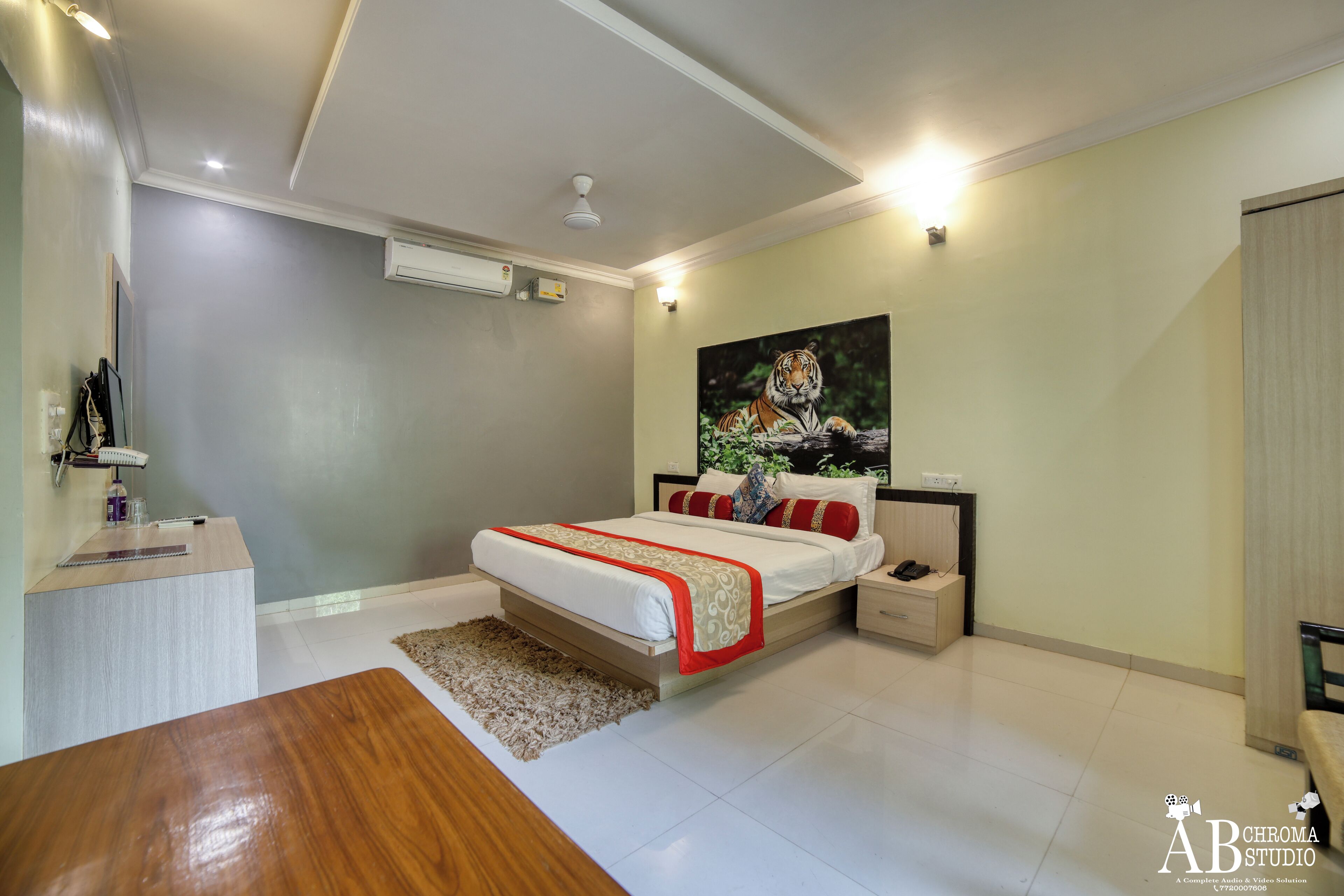 Quarto casal standard, sacada, vista para o jardim | Escrivaninha, espaço de trabalho para notebook, Wi-Fi de cortesia