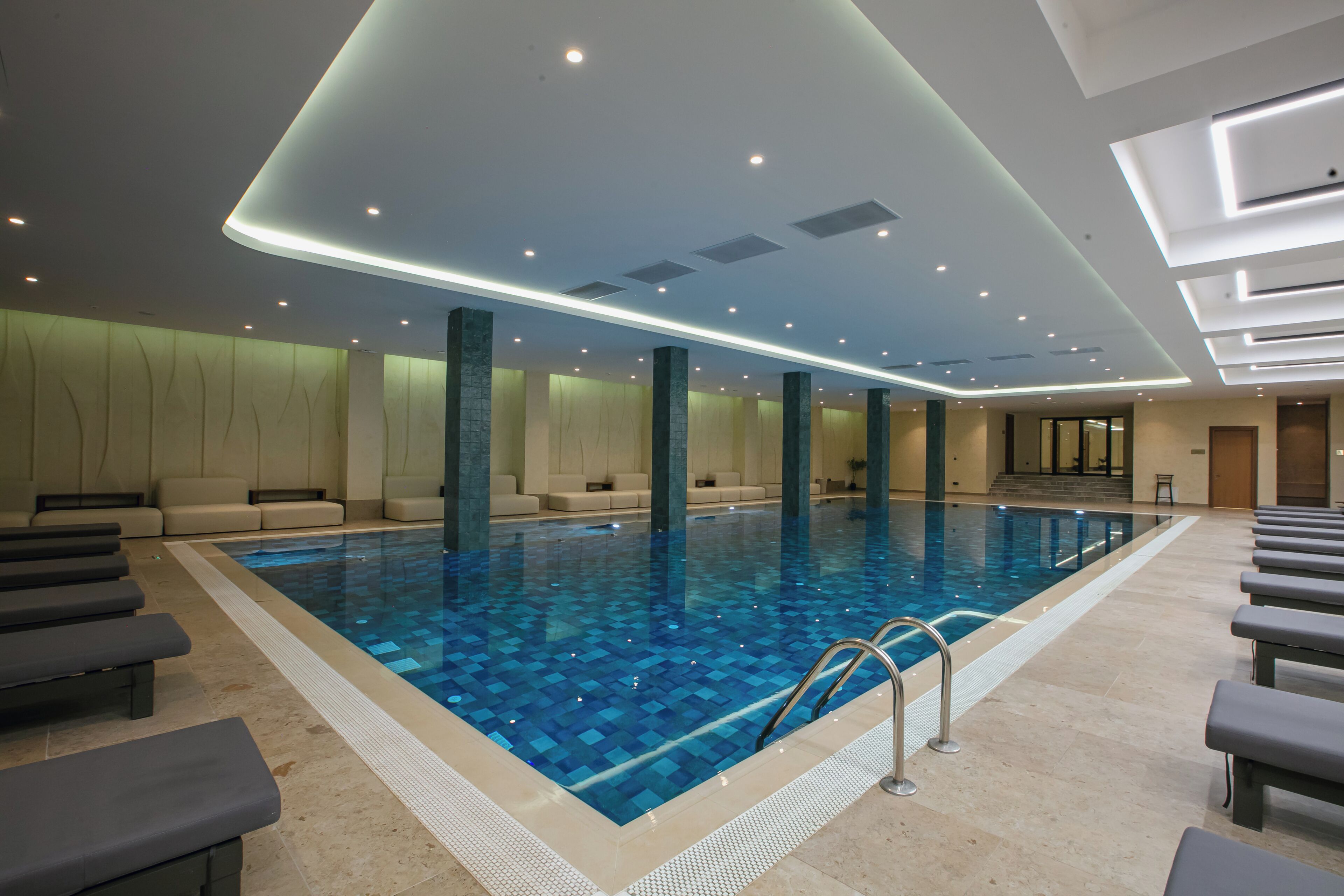 Piscina interna, piscina externa sazonal