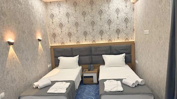 Quarto Twin, varanda, Vista para a cidade | Secretária, quartos insonorizados, ferro/tábua de engomar, Wi-fi grátis