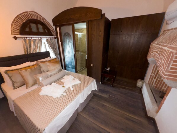 Quarto Familiar | Roupa de alta qualidade, edredões de penas, cofre no quarto