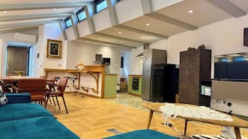 Apartamento | Cozinha privada | Uma cadeira de bebé, Produtos de limpeza