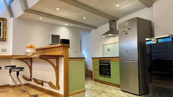 Apartamento | Cozinha privada | Uma cadeira de bebé, Produtos de limpeza