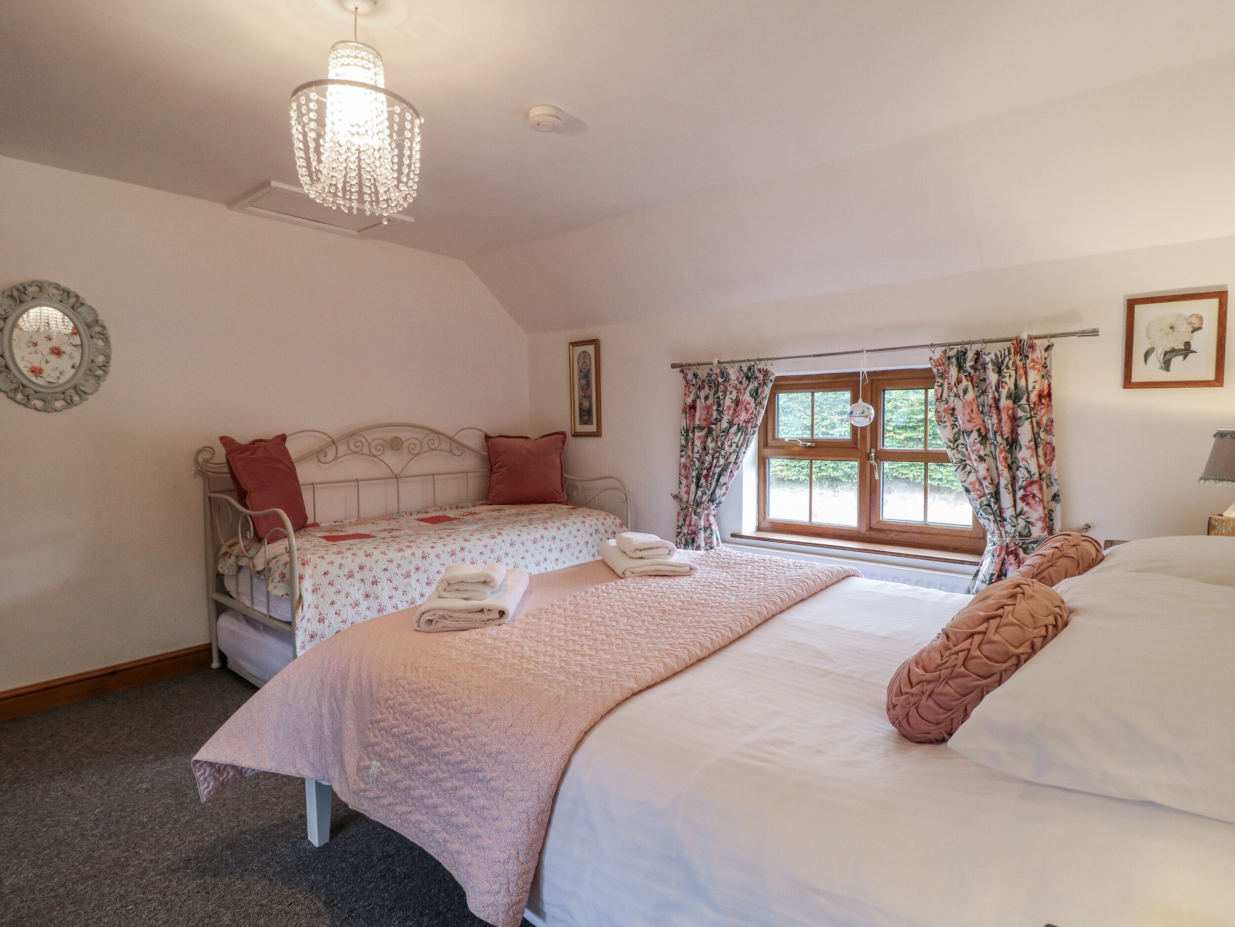 4 quartos, individualmente decorados, individualmente mobiliados