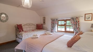 4 quartos, individualmente decorados, individualmente mobiliados