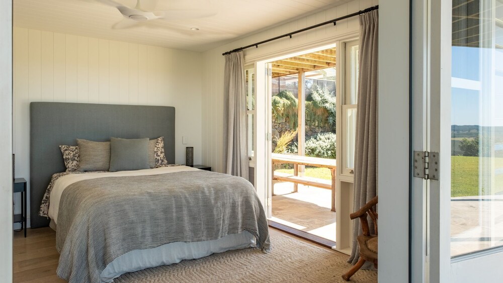 Escarpment House - Grand Hinterland Estate with Sweeping Ocean Views ...
