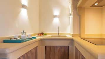 Casa de banho moderna com lavatório, porta-toalhas e um prato com artigos de higiene pessoal.
