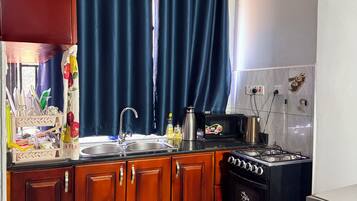 Apartamento econômico, sacada, vista para a cidade | Cozinha privada