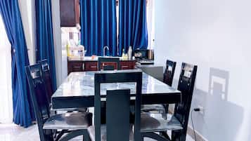 Apartamento Económico, varanda, Vista para a cidade | Sala de jantar