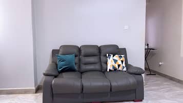 Apartamento econômico, sacada, vista para a cidade | Área de estar