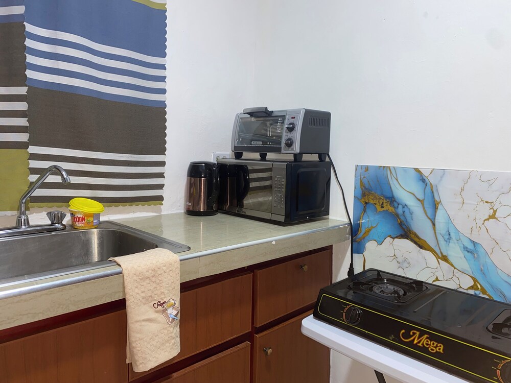 Heart of Mobay/ King Bed roof top AC Apt/ 10 min to airport/ 8 min to ...