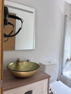 Quarto triplo conforto, varanda, vista para o jardim | Banheiro