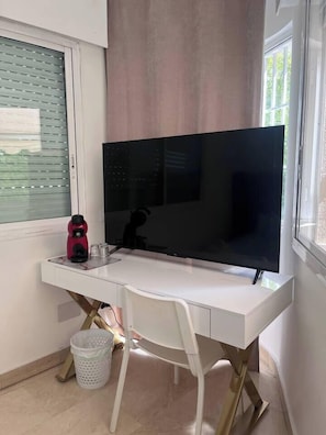 Quarto triplo conforto, varanda, vista para o jardim | Wi-Fi de cortesia