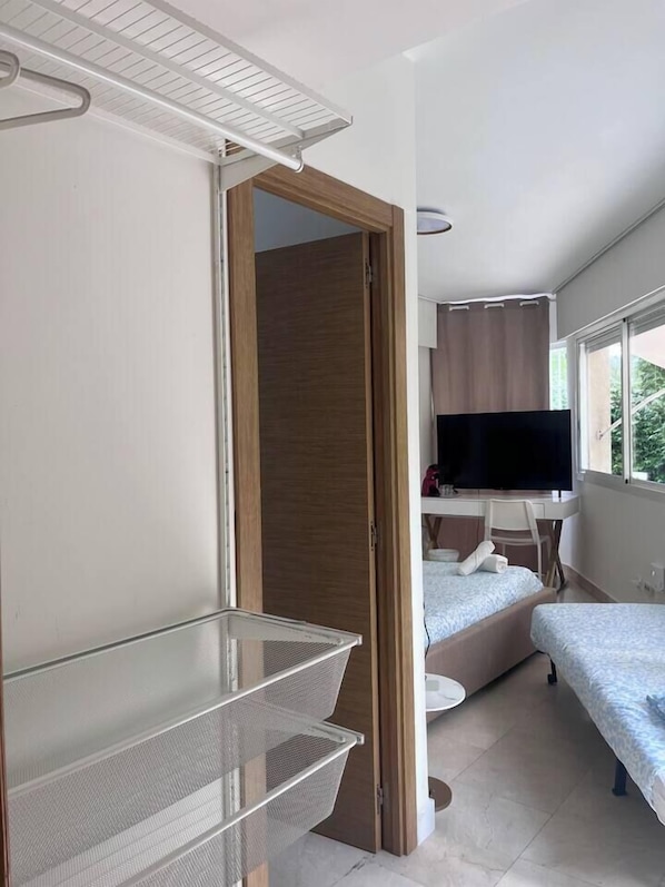 Quarto triplo conforto, varanda, vista para o jardim | Wi-Fi de cortesia