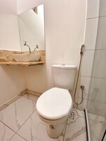 Um polibã, toalhas fornecidas, sabão, champô