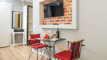 Quarto quádruplo família, vista para a cidade | Cofres nos quartos, Wi-Fi de cortesia