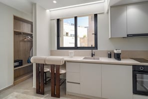 Apartamento premium | Cozinha privada | Micro-ondas, fogão, cooktop, máquina de café expresso