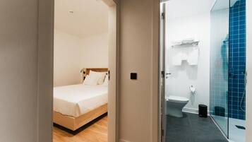 Um polibã, artigos de higiene pessoal grátis, um secador de cabelo