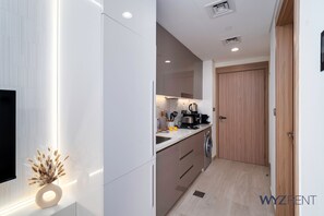 Cofre no quarto, com decoração personalizada 