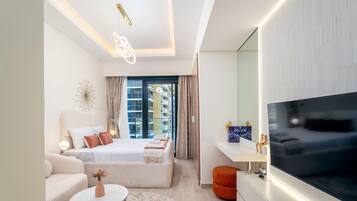 Cofre no quarto, com decoração personalizada