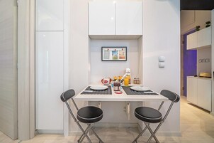 Apartamento família | Opções para refeição no quarto