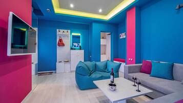 Apartamento família | Área de estar | TV de tela plana