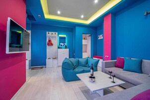 Apartamento família | Área de estar | TV de tela plana