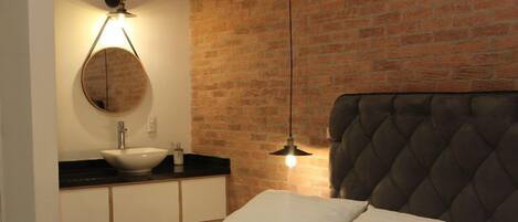 Cofre no quarto, secretária