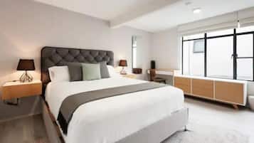 Cofres nos quartos, escrivaninha, espaço de trabalho para notebook