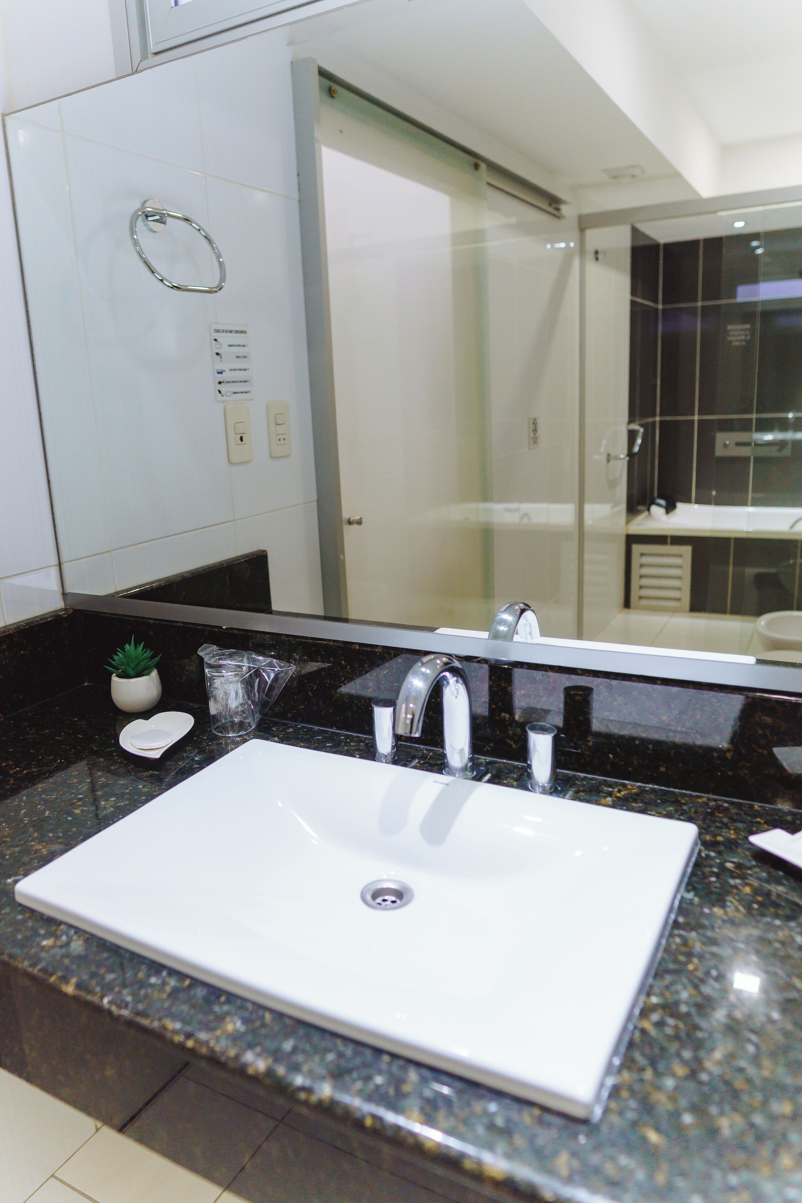 Quarto Triplo Comfort | Casa de banho | Um secador de cabelo, toalhas fornecidas, sabão, champô 