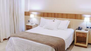 Quarto casal ou duplo superior | Cofres nos quartos, escrivaninha, espaço de trabalho para notebook