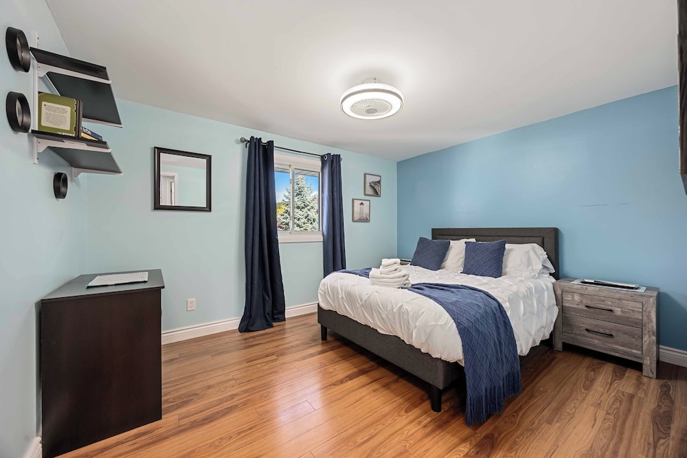 Severin Poolside Retreat - Sarnia | Vrbo