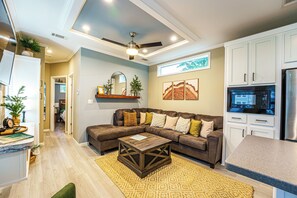 1 Bed / 1 Bath - Pet Friendly, Sleeps 4 | Sala de estar | Smart TV de 50 polegadas com canais digitais, serviços de streaming 