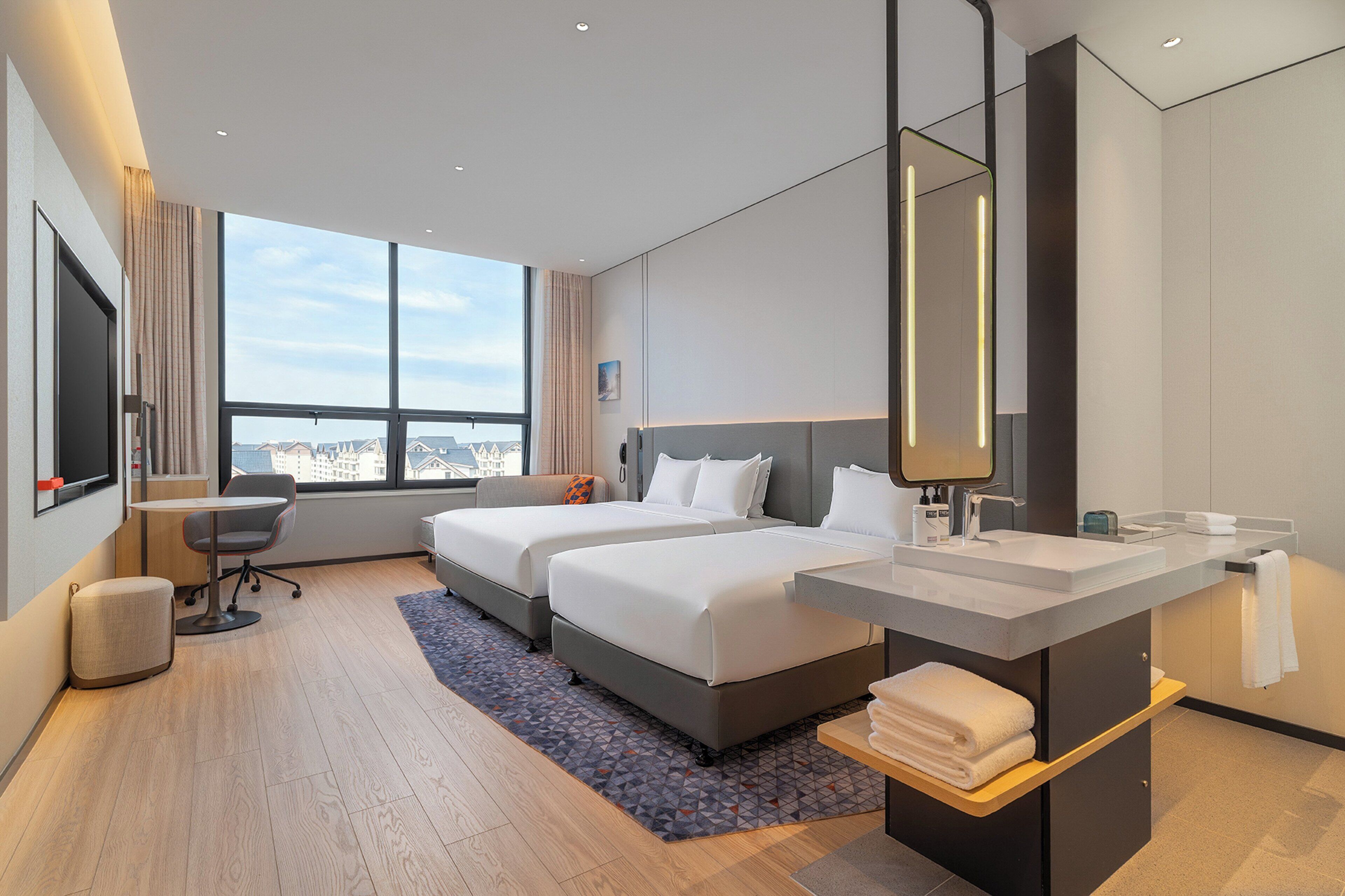 Quarto Standard, várias camas | Roupa de alta qualidade, edredões de penas, secretária 