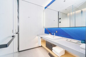 Um polibã, um chuveiro fixo, produtos de higiene exclusivos 