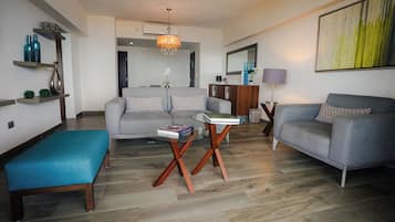 Suite-Estúdio Deluxe, vista para o mar | Sala de estar | TV de ecrã plano