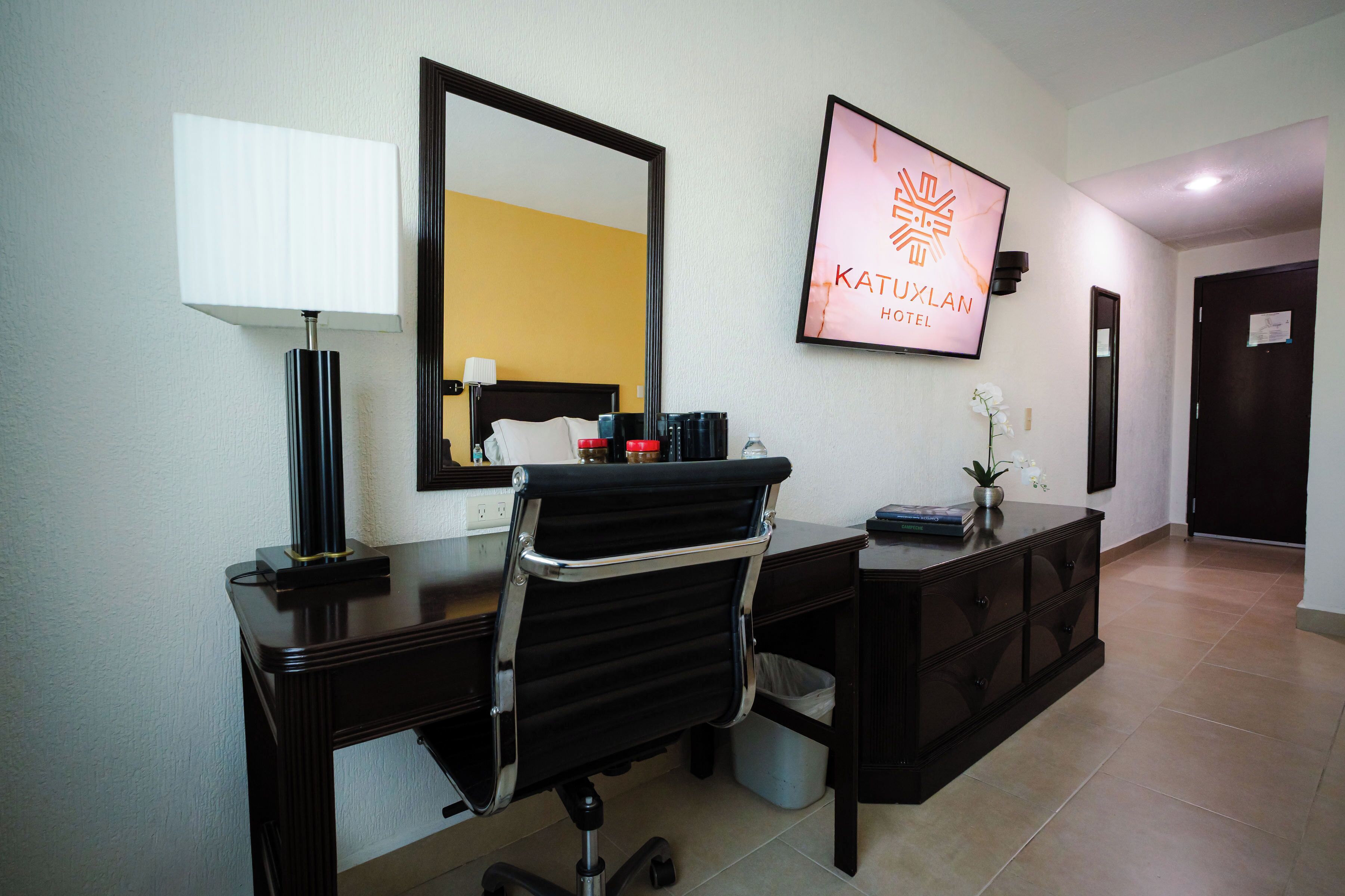 Roupas de cama premium, cofres nos quartos, cortinas blackout