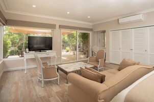 Quarto casal luxo, varanda, vista para o jardim | Cofres nos quartos, escrivaninha, Wi-Fi de cortesia, roupa de cama