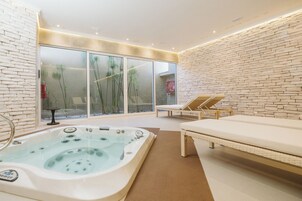 Sauna, banheira de hidromassagem 